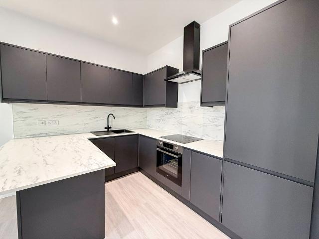 Meadow Road, Beeston NG9, 2 bed flat to rent, £1,150 pcm | PrimeLocation