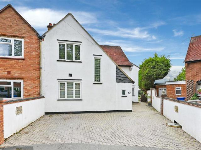 Meadow Way, Maidenhead, SL6 6 bed semi detached house to rent £5,250 pcm £1,212 pw