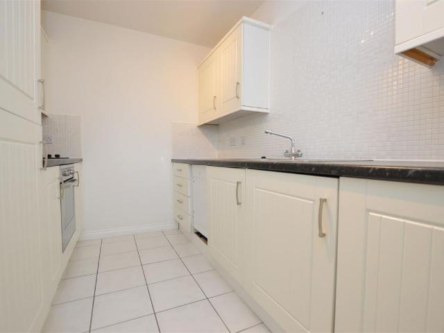 Meadow Way, Caversham, Reading RG4, 2 bed flat to rent, £1,350 pcm | PrimeLocation