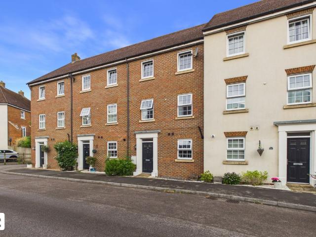 Meadow Way, Horley, West Sussex RH6, 5 bed town house to rent, £2,600 pcm | PrimeLocation