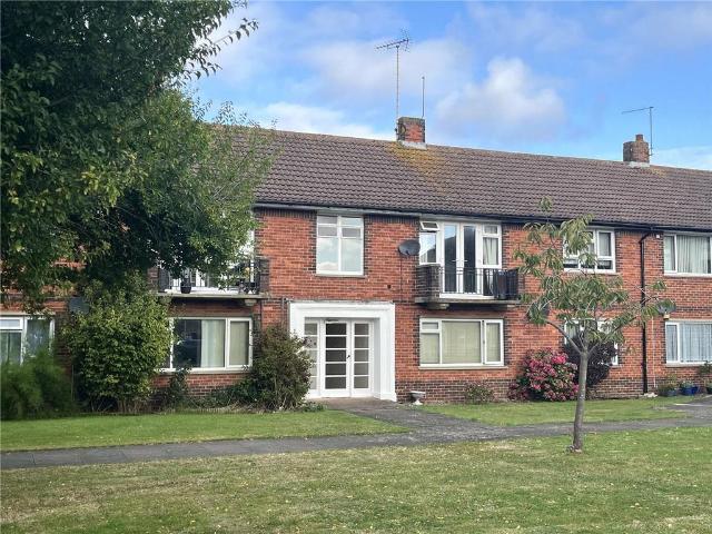 Meadow Way, Littlehampton, BN17 2 bed flat to rent £1,275 pcm £294 pw