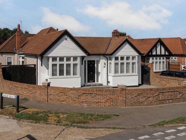 Meadow Walk, Epsom 3 bed detached house to rent £3,500 pcm £808 pw