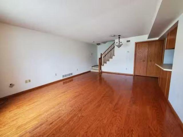 Meadowbrook Townhomes 2525 S 40th St