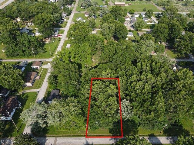 Meadowbrook Ave NE, Alliance, OH 44601