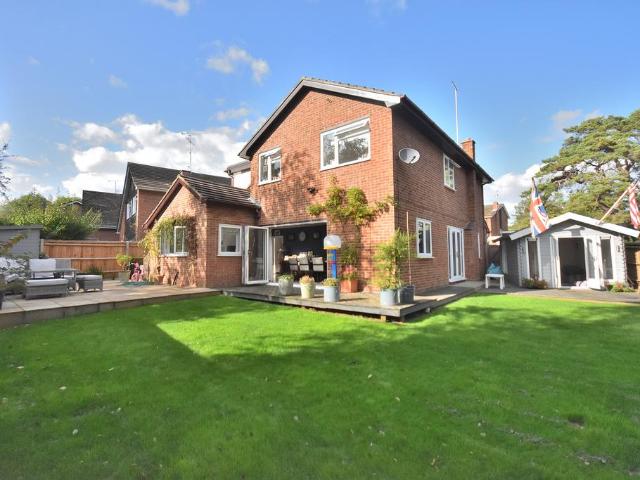 Meadowcroft, Essex CM24 4 bed detached house to rent £2,750 pcm £635 pw