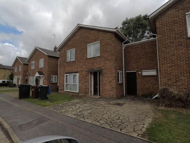 Meadowcroft, Hatfield, Hertfordshire AL10, 6 bed property to rent, £2,700 pcm | PrimeLocation