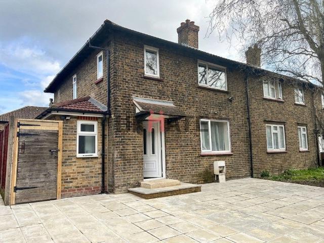 Meadowside, London SE9, Room to rent, £869 pcm | PrimeLocation
