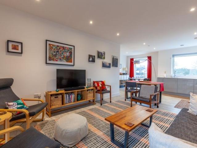 Meadowsweet Way, Headington OX3, 2 bed flat to rent, £2,200 pcm | PrimeLocation