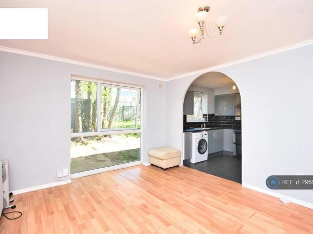 Meads Court, London, E15 2 bed flat to rent £2,000 pcm £462 pw
