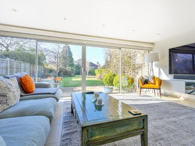 Meads Road, Boxgrove, Guildford, GU1 3 bed detached house to rent £5,000 pcm £1,154 pw