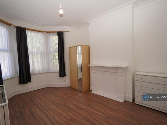Meads Road, London, N22 3 bed flat to rent £2,150 pcm £496 pw