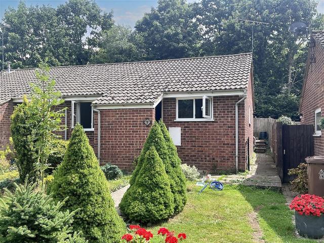Meadway, Buckingham MK18, 2 bed bungalow to rent, £1,395 pcm | PrimeLocation