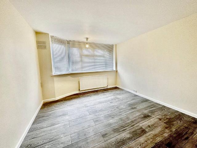 Meadway, Barnet EN5 2 bed apartment to rent £1,750 pcm £404 pw