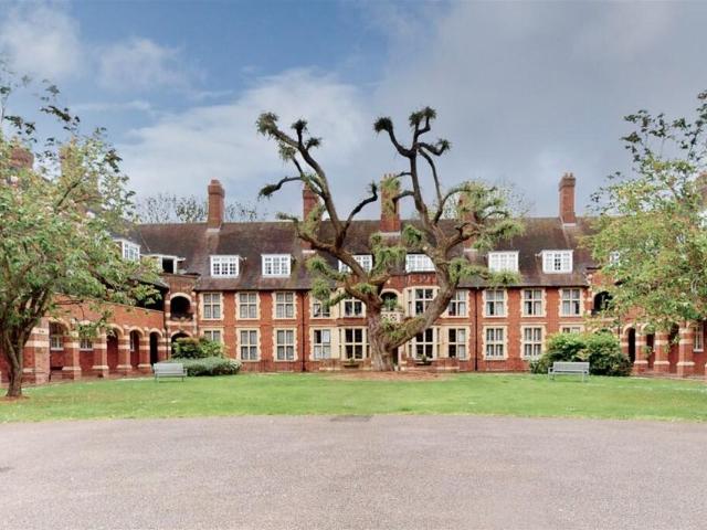 Meadway Court, Meadway, Hampstead Garden Suburb NW11, 2 bed flat to rent, £2,000 pcm | PrimeLocation