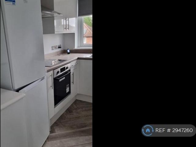 Meadway Drive, Woking, GU21 1 bed flat to rent £1,050 pcm £242 pw