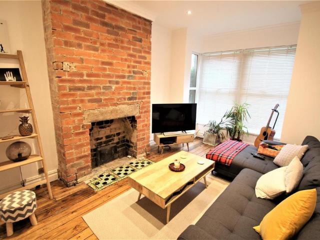 Meanwood Road, Meanwood, Leeds, LS7 2LP 4 bed terraced house to rent £2,323 pcm £536 pw