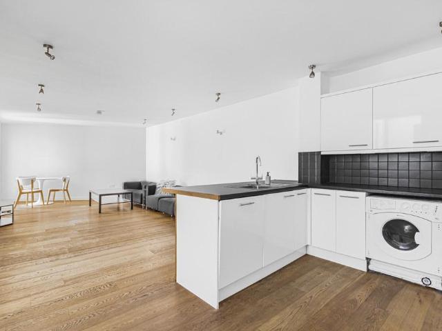Mears Close, London, E1 2 bed apartment to rent £2,500 pcm £577 pw