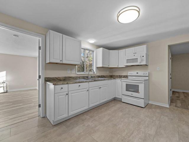 Mechanicsville House with Dining area. Comfy & new