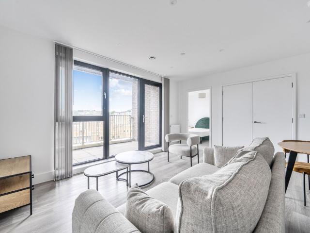 Medway Street, Chatham ME4, 2 bed flat to rent, £1,450 pcm | PrimeLocation
