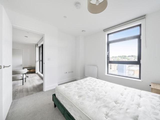 Medway Street Chatham ME4 2 bed flat to rent £1,495 pcm £345 pw