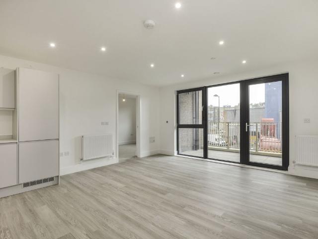 Medway Street, Chatham ME4, 2 bed flat to rent, £1,500 pcm | PrimeLocation