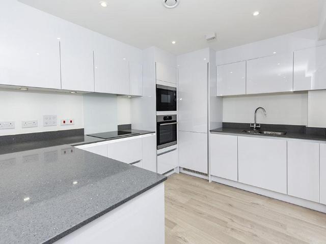Medallion House, York, YO23 2 bed apartment to rent £1,450 pcm £335 pw