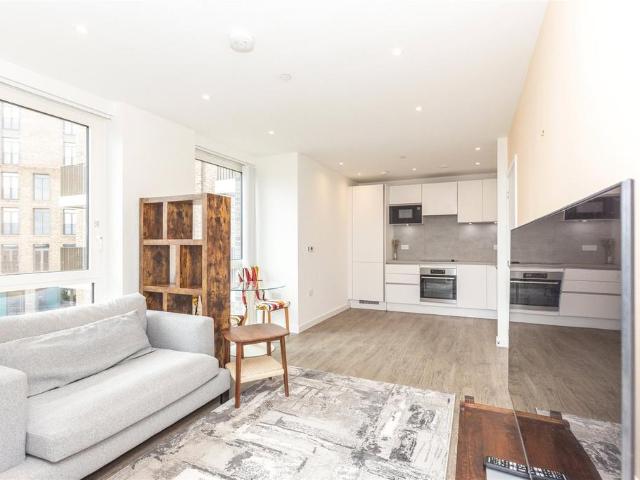 Medawar Drive, London, NW7 2 bed apartment to rent £2,200 pcm £508 pw