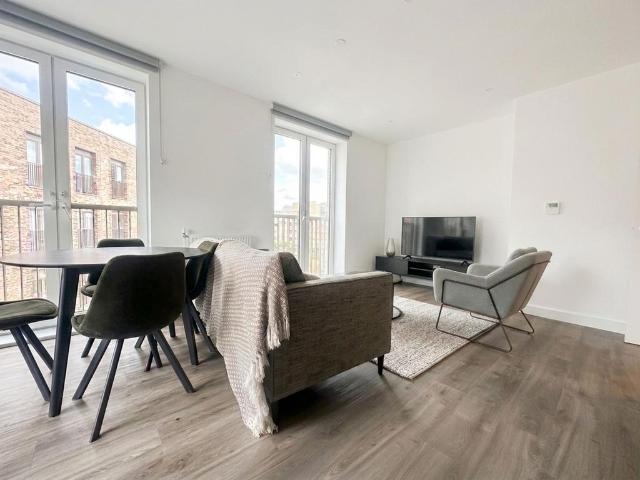 Medawar Drive, Wolff House, NW7 2 bed flat to rent £2,500 pcm £577 pw