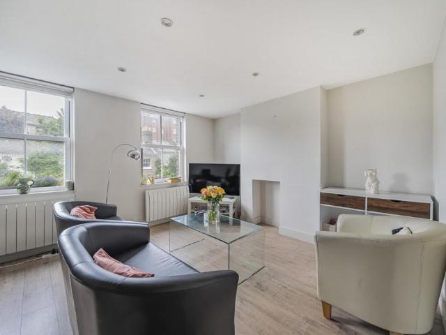 Medfield Street, Roehampton, London. 3 bed flat to rent £2,700 pcm £623 pw