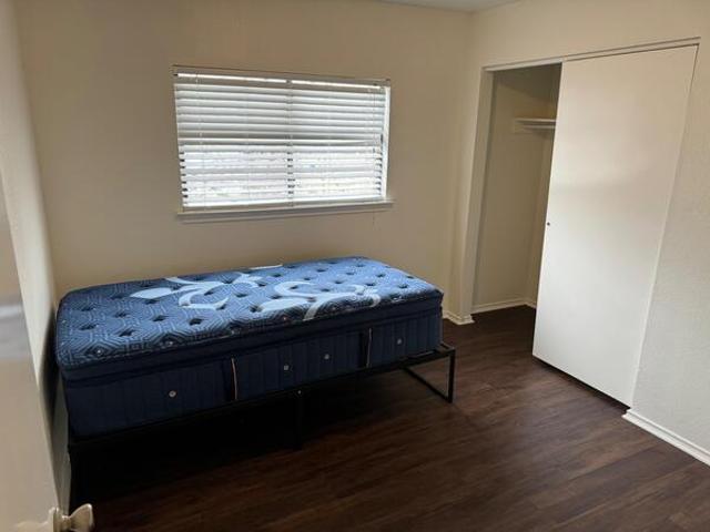 Medical Center SA! Fenced Backyard, Laundry in unit