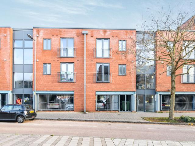 Medina House, Worcester WR5, 2 bed flat to rent, £1,250 pcm | PrimeLocation