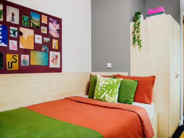 Medium Ensuite: Three Bed Flat