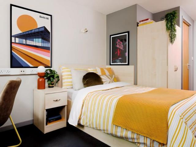 Medium Ensuite: Three Bed Flat
