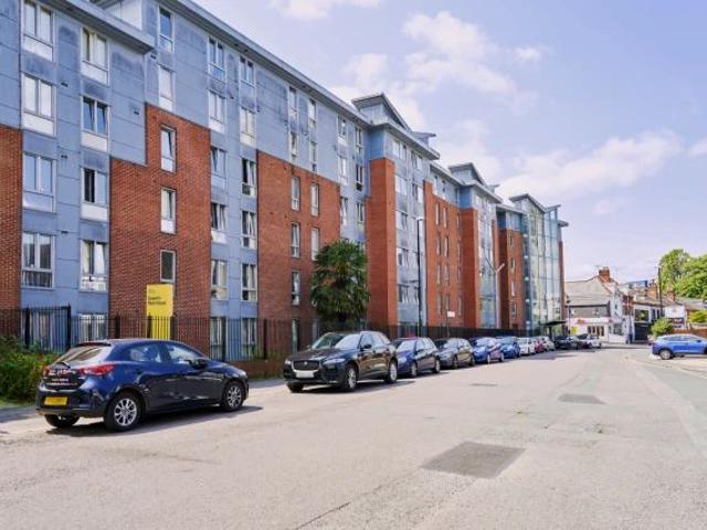 Medium Ensuite: Three Bed Flat