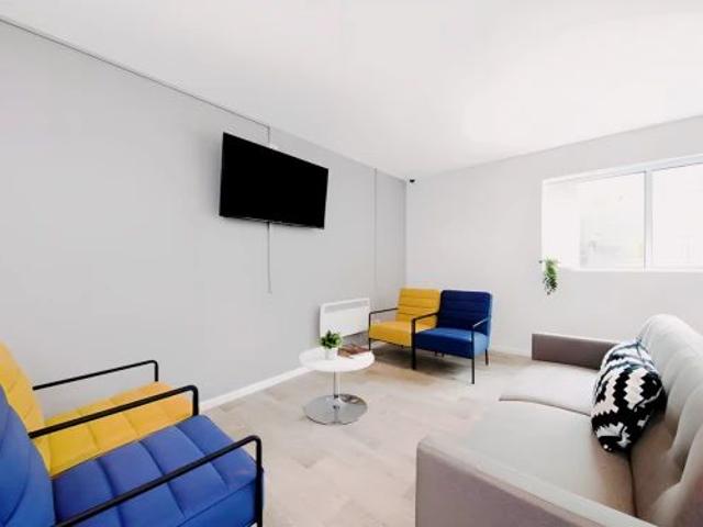 Medium Ensuite: Three Bed Flat