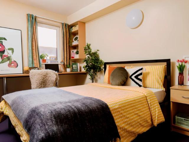 Medium Ensuite: Three Bed Flat