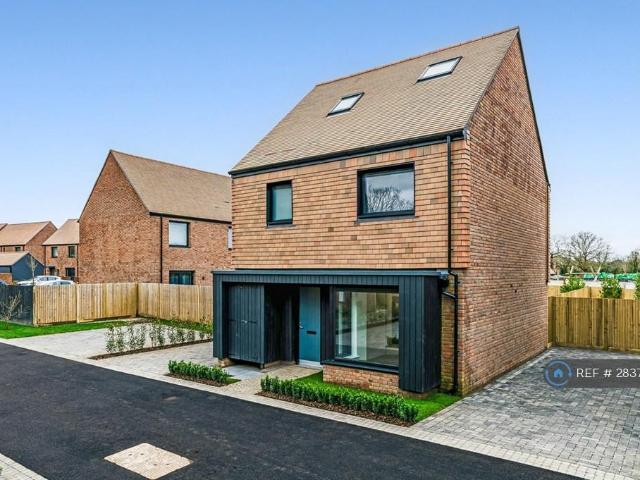 Medland Close, Cranleigh, GU6 4 bed detached house to rent £2,750 pcm £635 pw