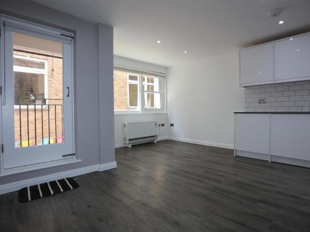 Meeting House Lane, Brighton 3 bed flat to rent £1,850 pcm £427 pw