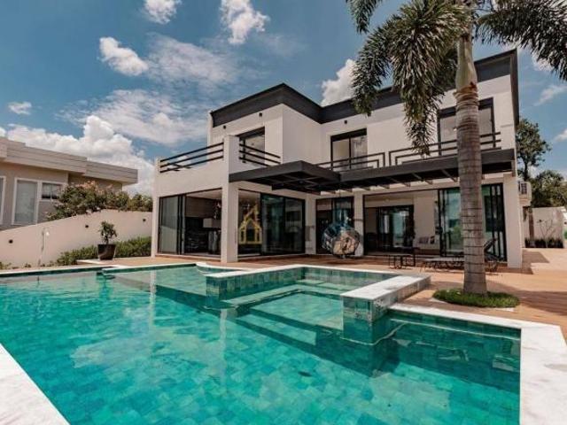 MEGA OPORTUNIDADE PORTEIRA FECHADA Casa com 4 dormitórios à venda, 365 m² por R$ 3.300.000 Condo
