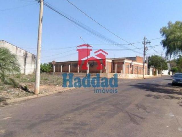 MEIO LOTE DE ESQUINA Á VENDA