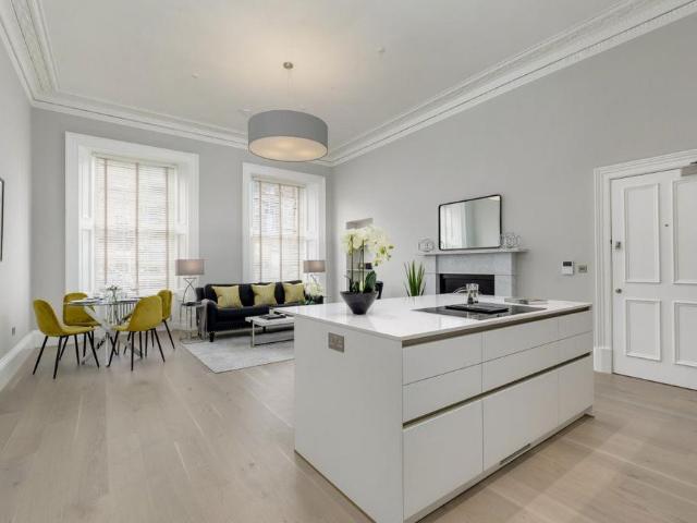 Melville Street, West End, Edinburgh 2 bed flat to rent £2,450 pcm £565 pw