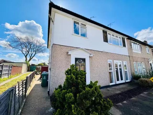 Melanie Close, Bexleyheath, Kent, DA7. 2 bed maisonette to ren.