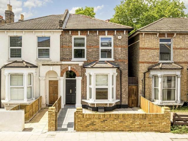 Melbourne Grove, London SE22 4 bed house to rent £4,500 pcm £1,038 pw