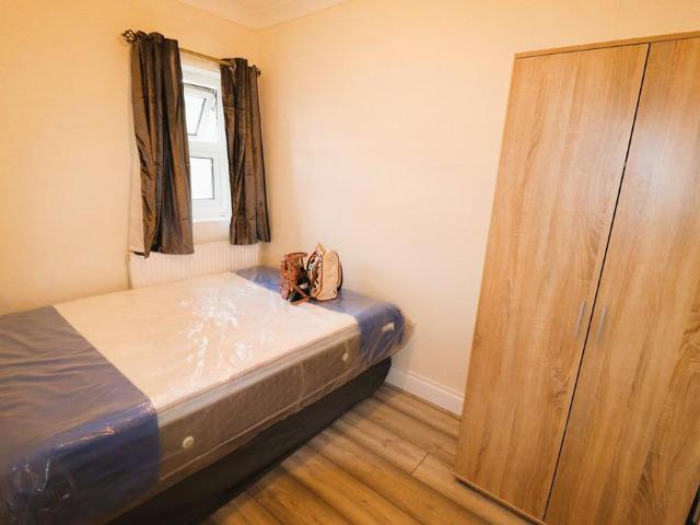 Melbourne Road, Ilford IG1 2 bed flat to rent £1,650 pcm £381 pw