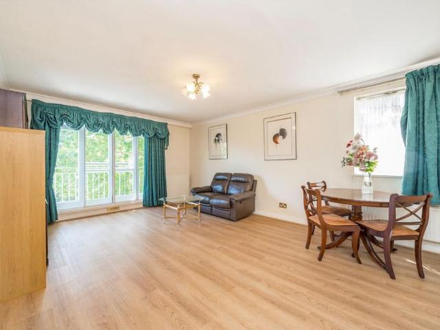 Melbury Road, London W14 2 bed flat to rent £3,000 pcm £692 pw