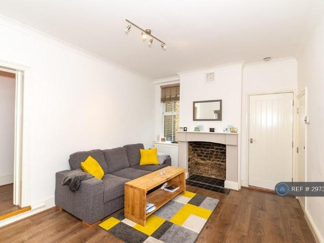 Mellison Road, London, SW17 2 bed flat to rent £2,250 pcm £519 pw