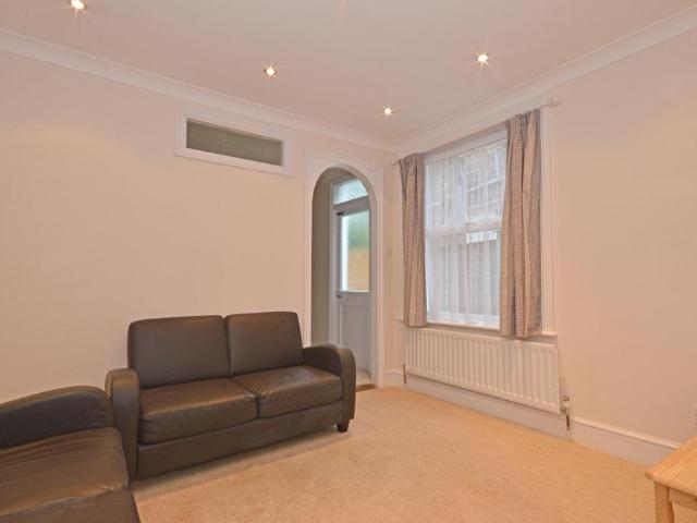 Mellison Road, Tooting 3 bed flat to rent £2,800 pcm £646 pw