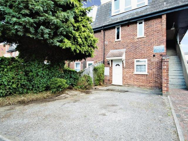 Mellow Purgess Close, Basildon, SS15 3 bed maisonette to rent £1,650 pcm £381 pw