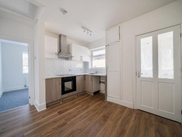 Melmore Gardens, Cirencester GL7, 3 bed flat to rent, £1,200 pcm | PrimeLocation