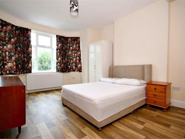 Melrose Avenue, Willesden Green 3 bed flat to rent £2,401 pcm £554 pw